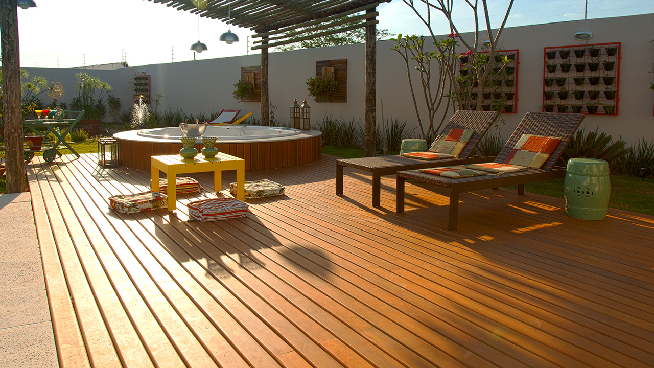 Decks de madeira transformam ambientes
